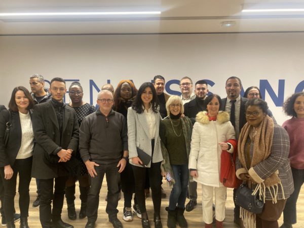 Il faut "associer les citoyens et dépoussiérer les institutions ...